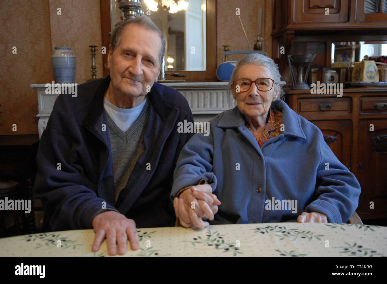 80 year old couple hi-res stock photography and images - Alamy