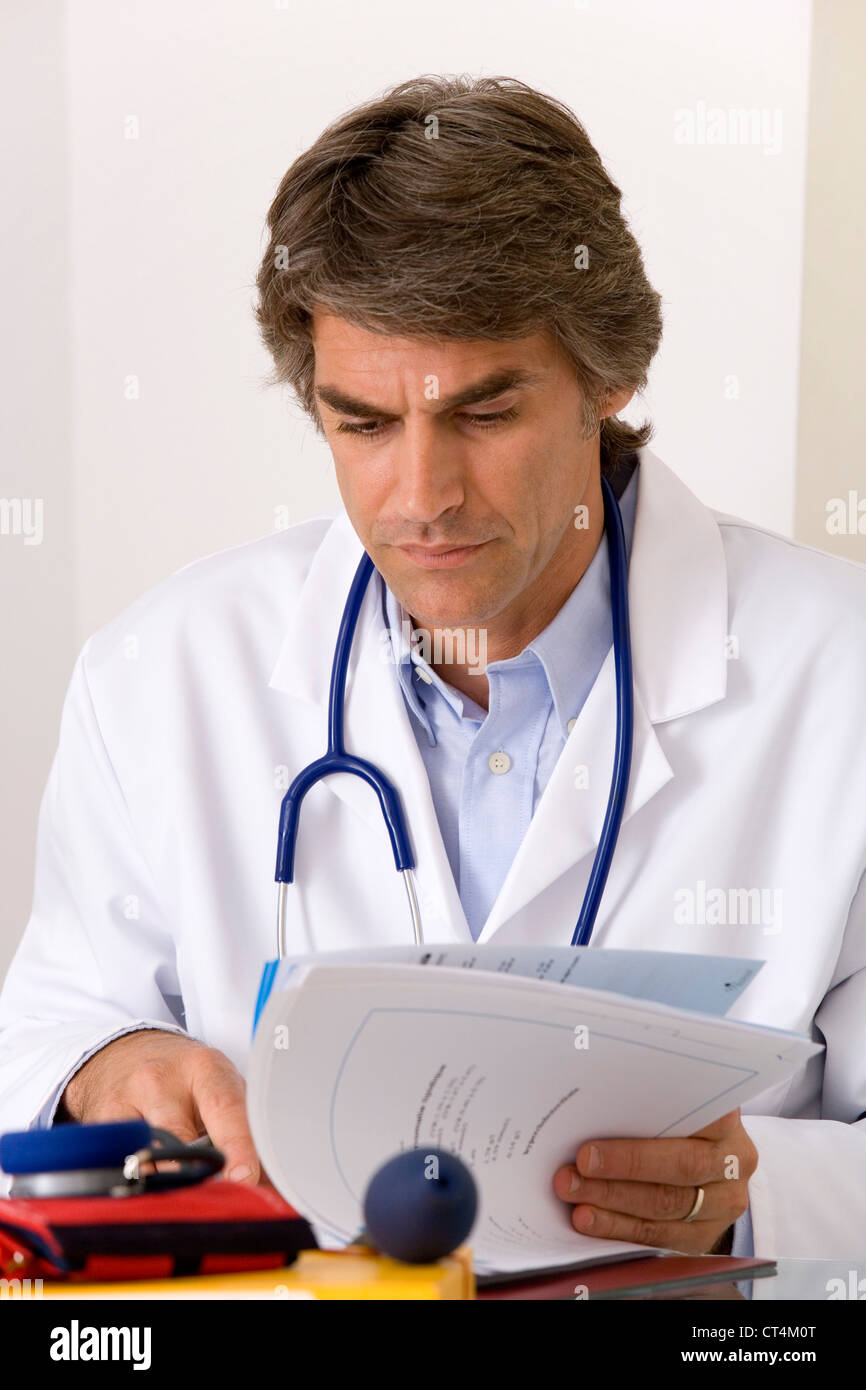 Medical records read hi-res stock photography and images - Alamy