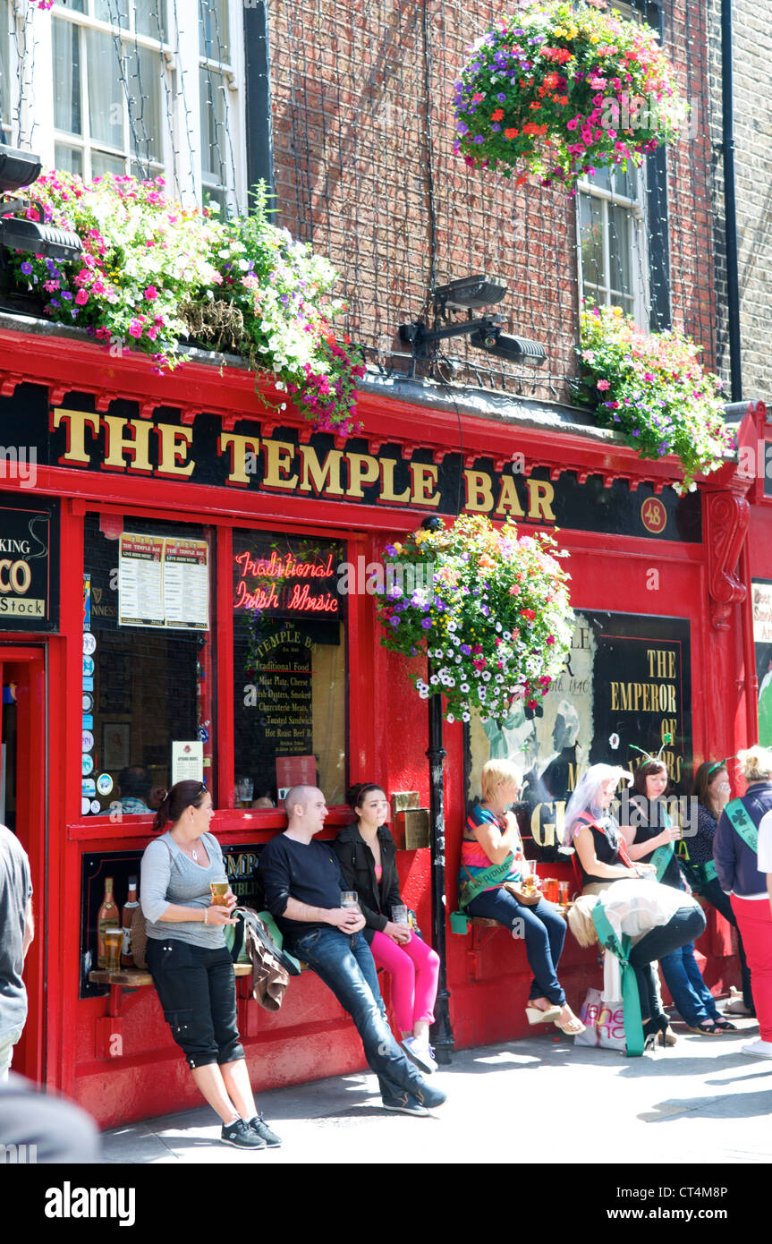 Sunny day outside the temple bar Stock Photo - Alamy