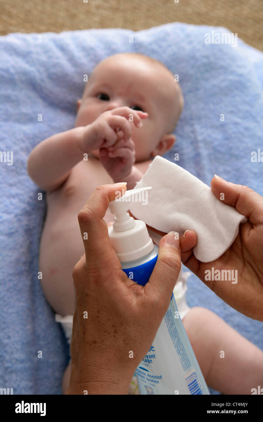 Washing an infant hi-res stock photography and images - Alamy