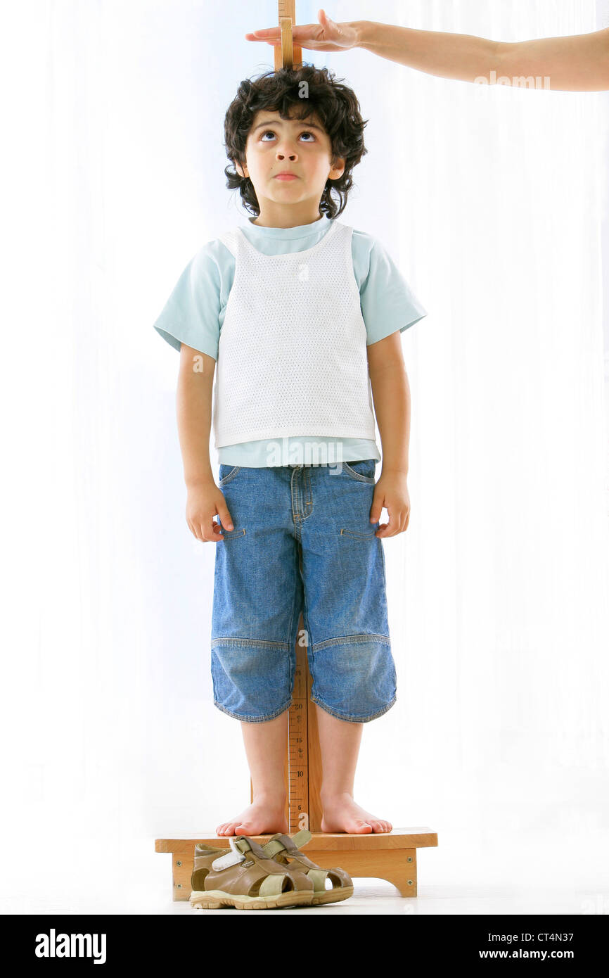 Boys height measure hi-res stock photography and images - Alamy