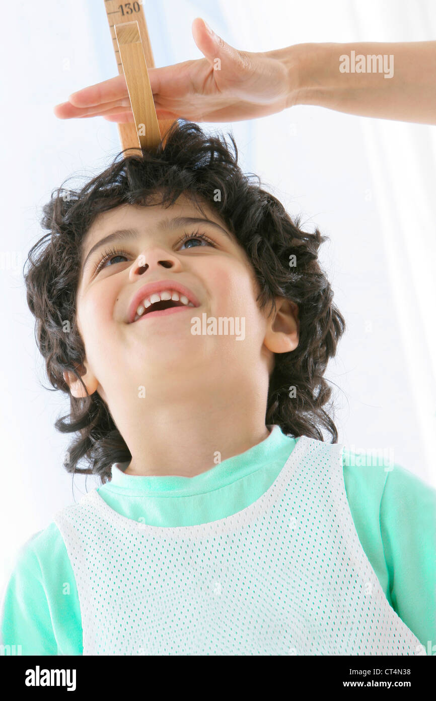 MEASURING HEIGHT IN A CHILD Stock Photo - Alamy