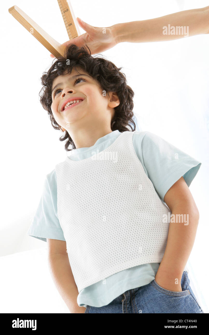 MEASURING HEIGHT IN A CHILD Stock Photo - Alamy
