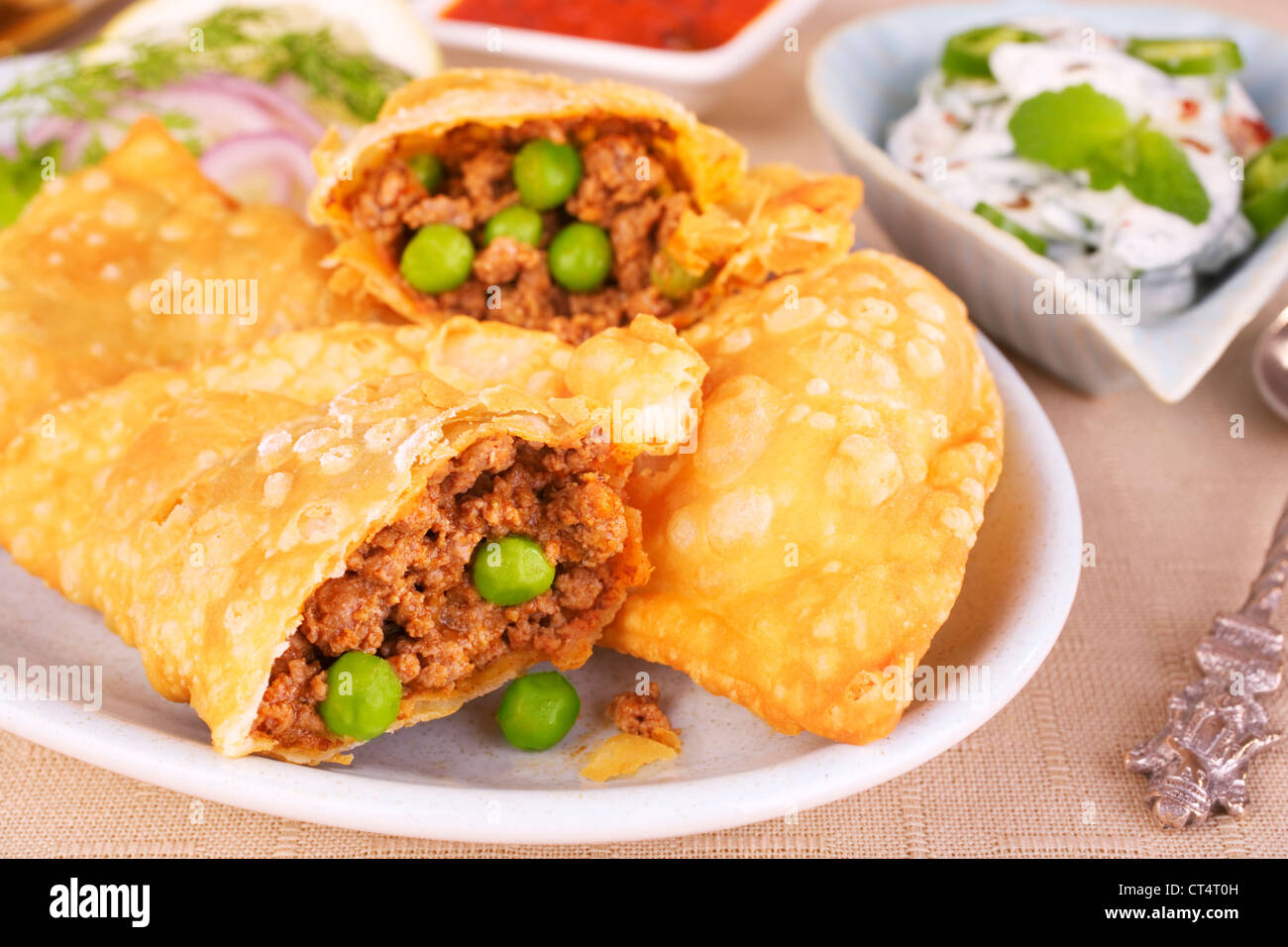 Deep fried lamb samosas hi-res stock photography and images - Alamy