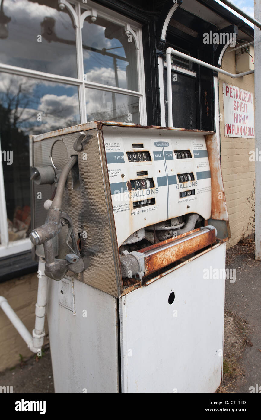Vintage exxon gas station hi-res stock photography and images - Alamy