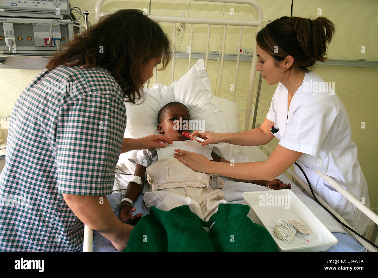 CHILD HOSPITAL PATIENT W. NURSE Stock Photo - Alamy