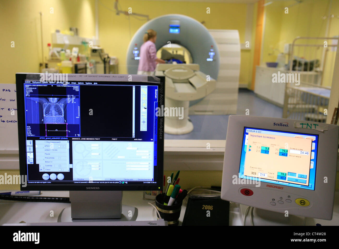 Photos of surgical instruments hi-res stock photography and images - Alamy