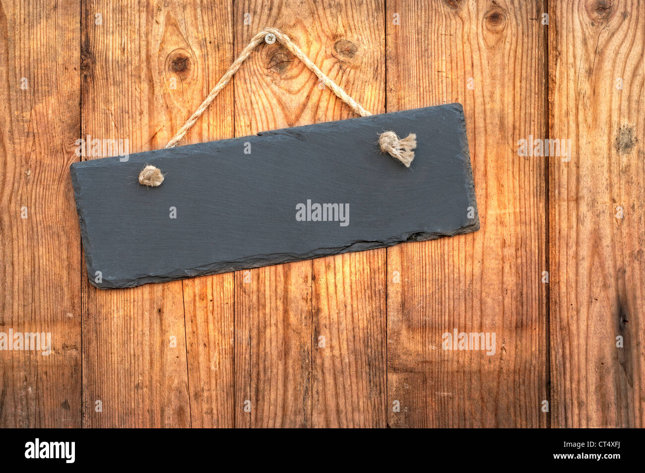 Blank slate sign hanging on a rustic wooden background Stock Photo - Alamy