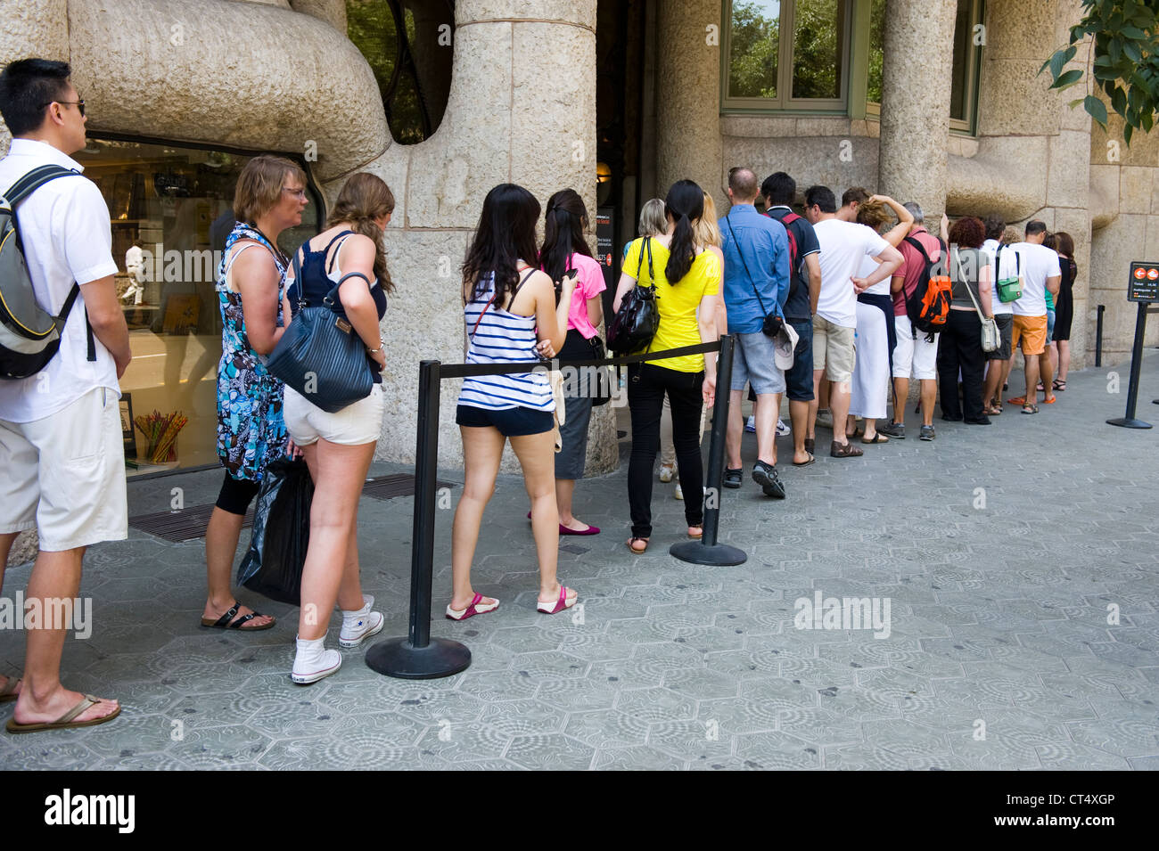 Men queuing to get into building hi-res stock photography and images ...