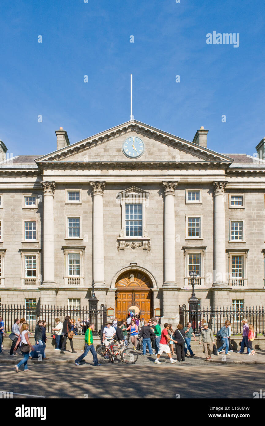 Trinity College in Dublin main entrance with students and tourists ...
