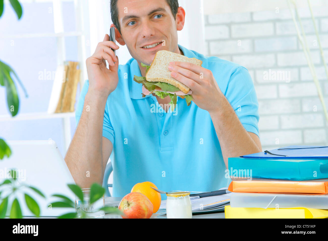 MAN EATING A SANDWICH Stock Photo - Alamy