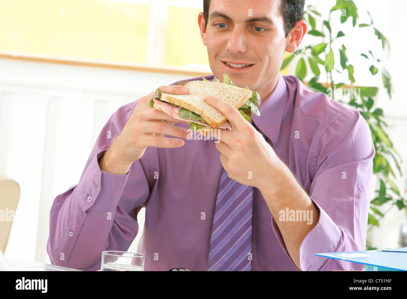 MAN EATING A SANDWICH Stock Photo - Alamy