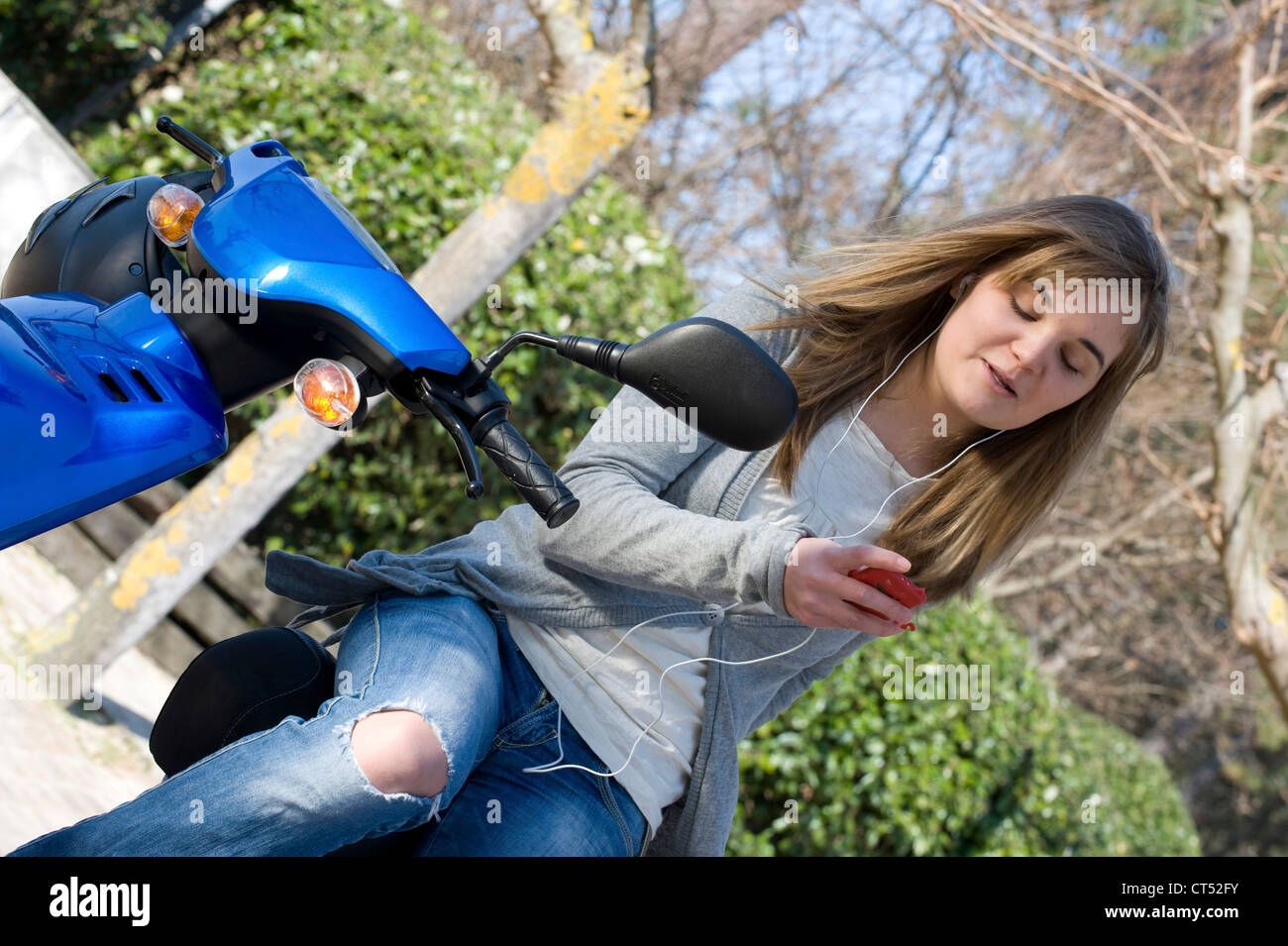 Walkman music teenage girl hi-res stock photography and images - Alamy