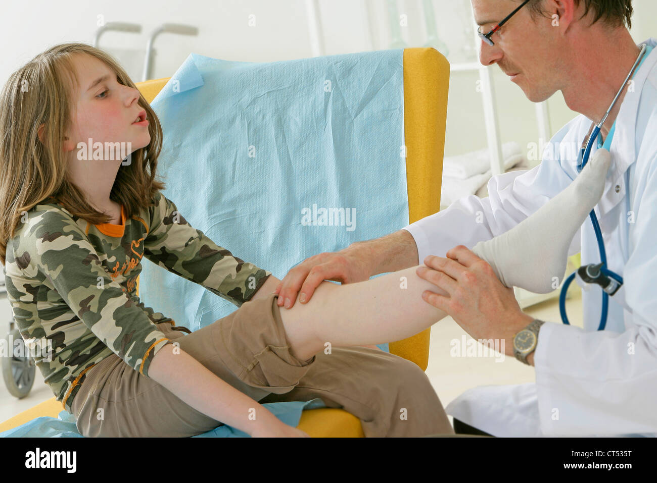 KNEE, SEMIOLOGY CHILD Stock Photo - Alamy