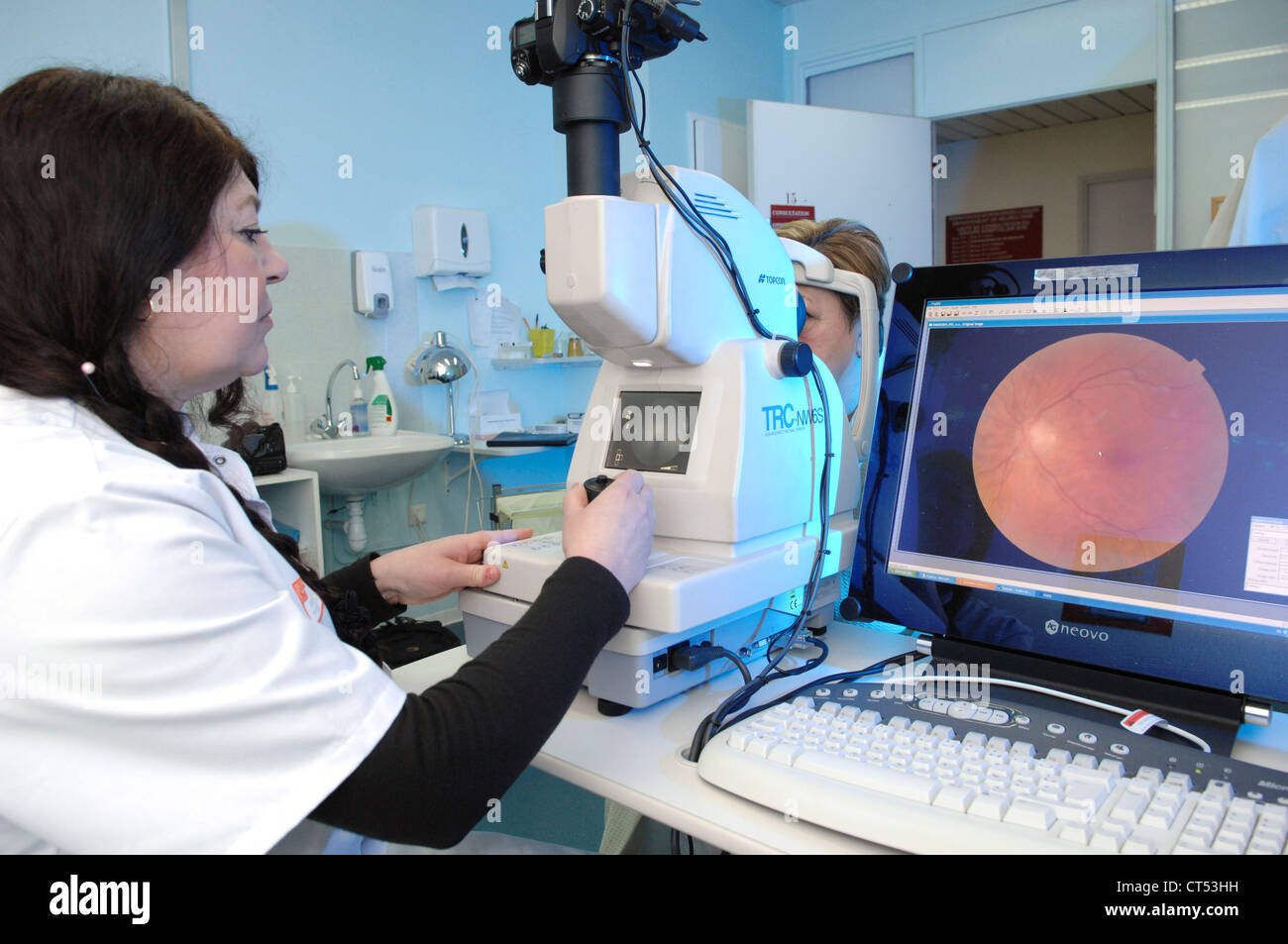 FUNDUS OCULI EXAMINATION Stock Photo - Alamy
