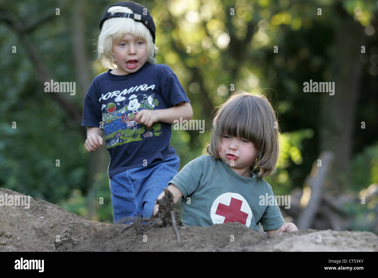 Sand pile hi-res stock photography and images - Alamy