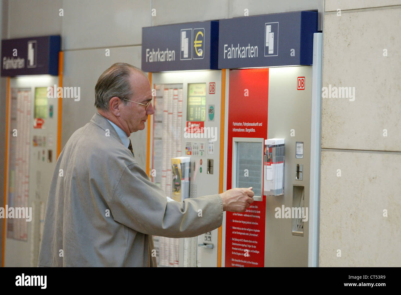 Ticket machine machines hi-res stock photography and images - Alamy