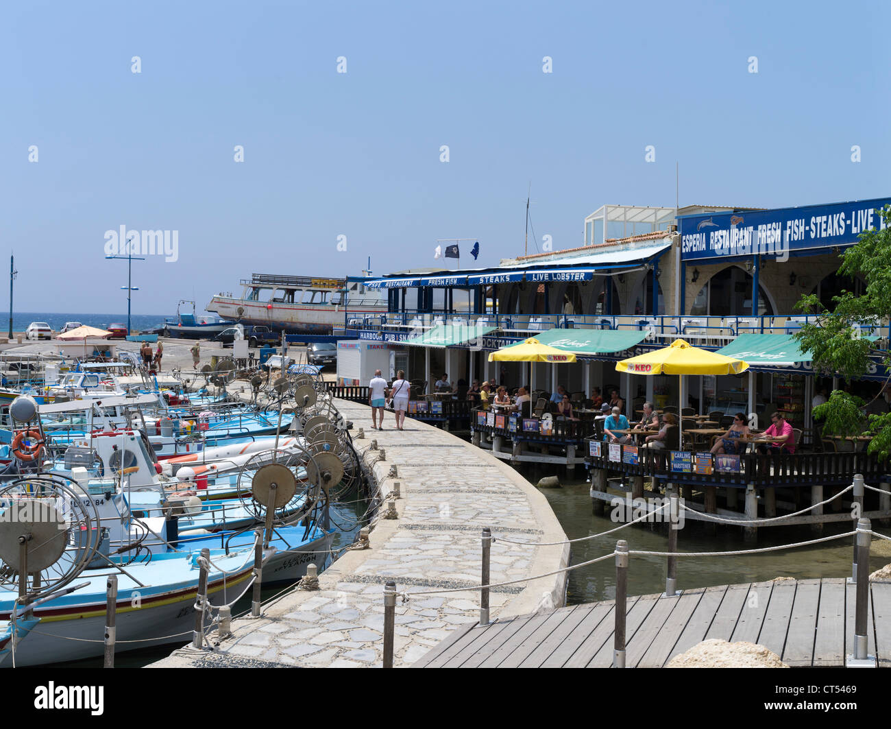 Couple waterfront restaurant hi-res stock photography and images - Alamy
