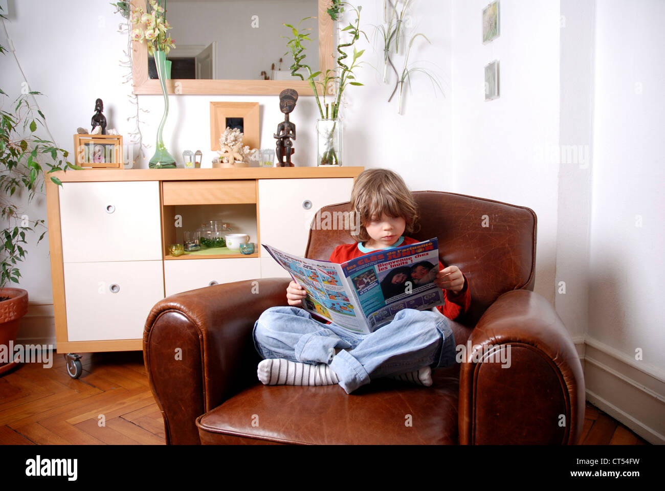 Read magazine child hi-res stock photography and images - Alamy