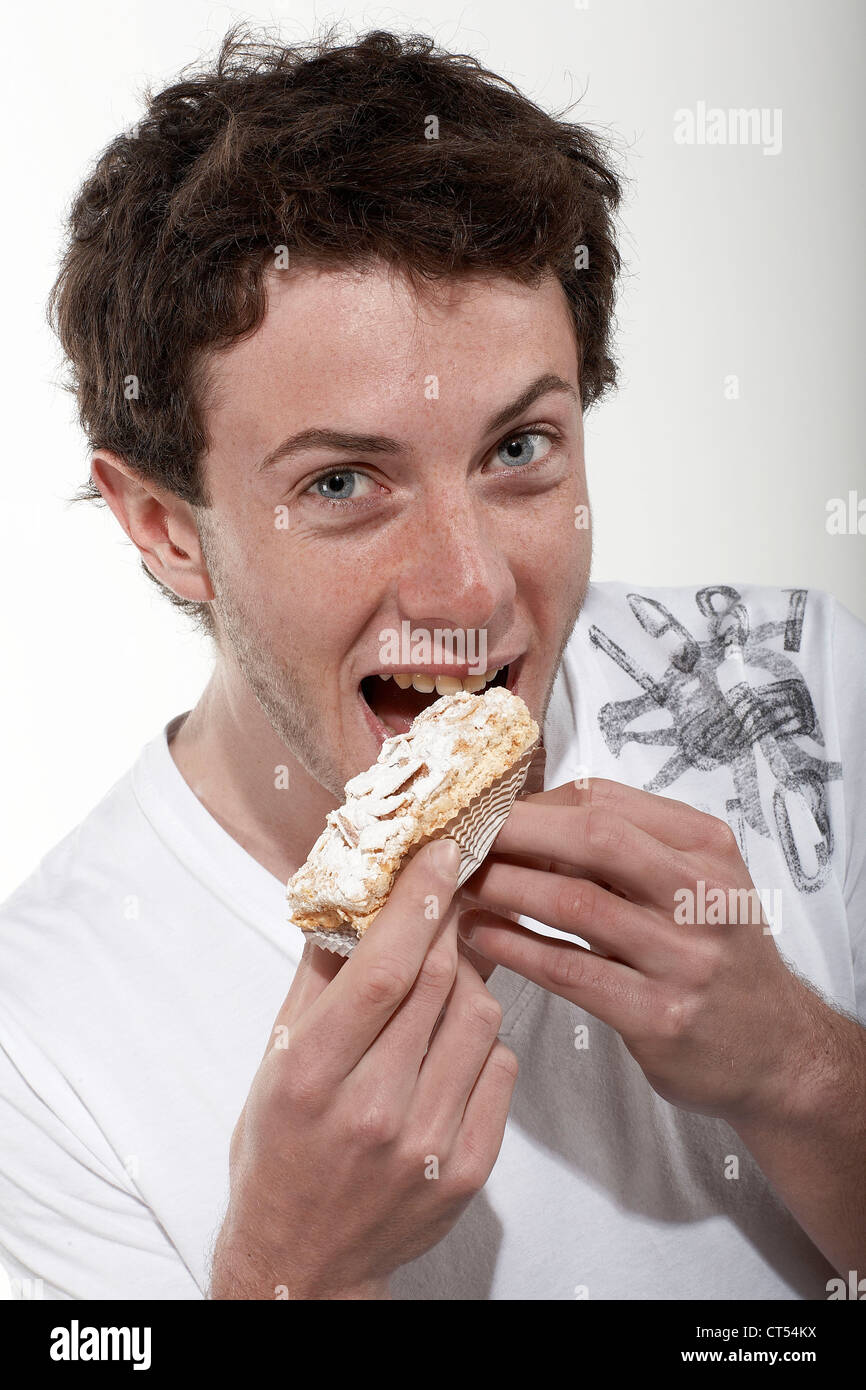 Teenagers eating cake hi-res stock photography and images - Alamy