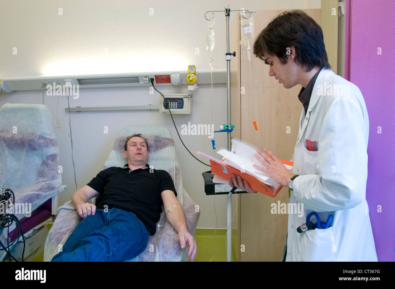 MAN HOSPITAL PATIENT W. DOCTOR Stock Photo - Alamy