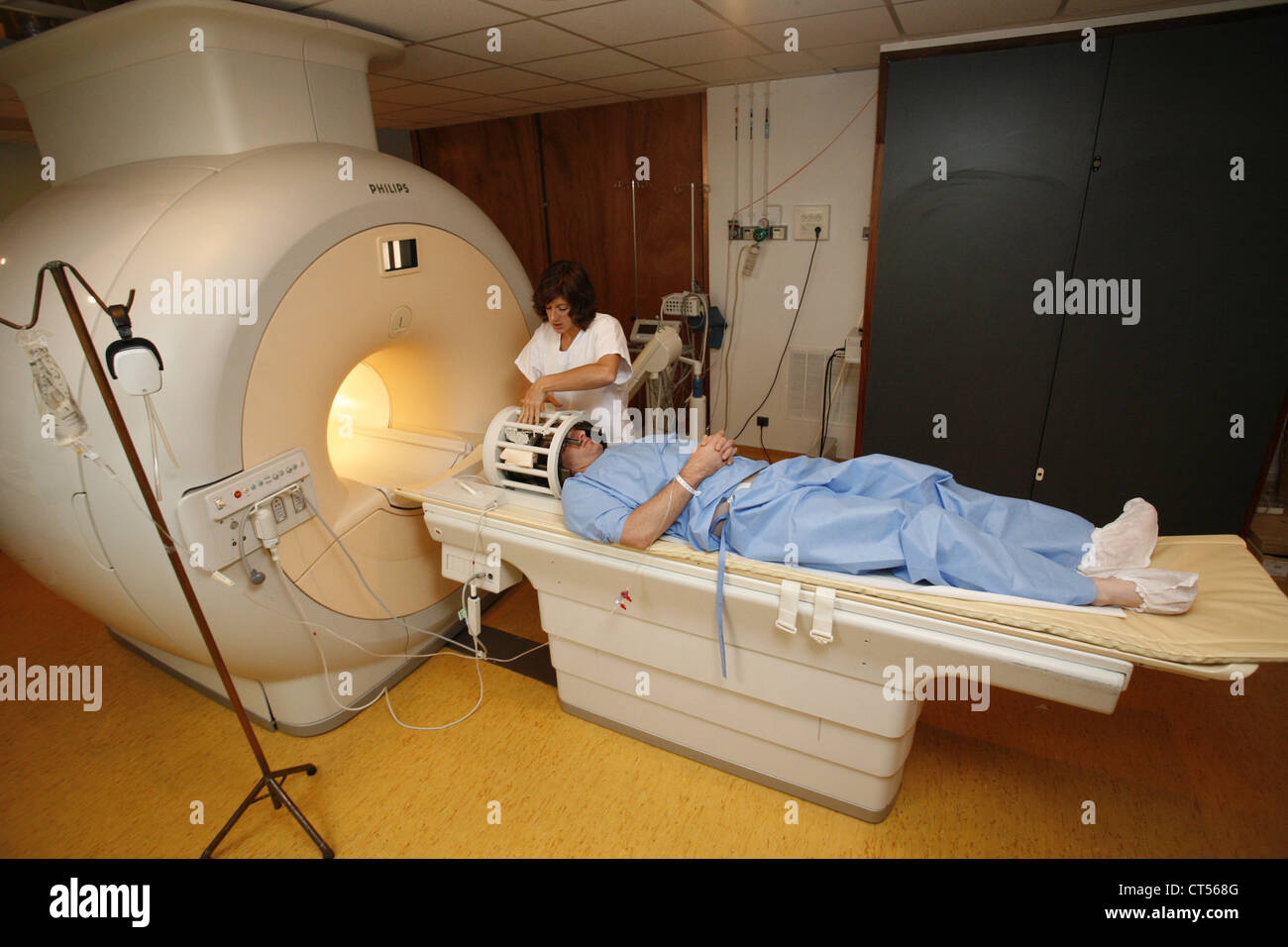 Old brain mri hi-res stock photography and images - Alamy