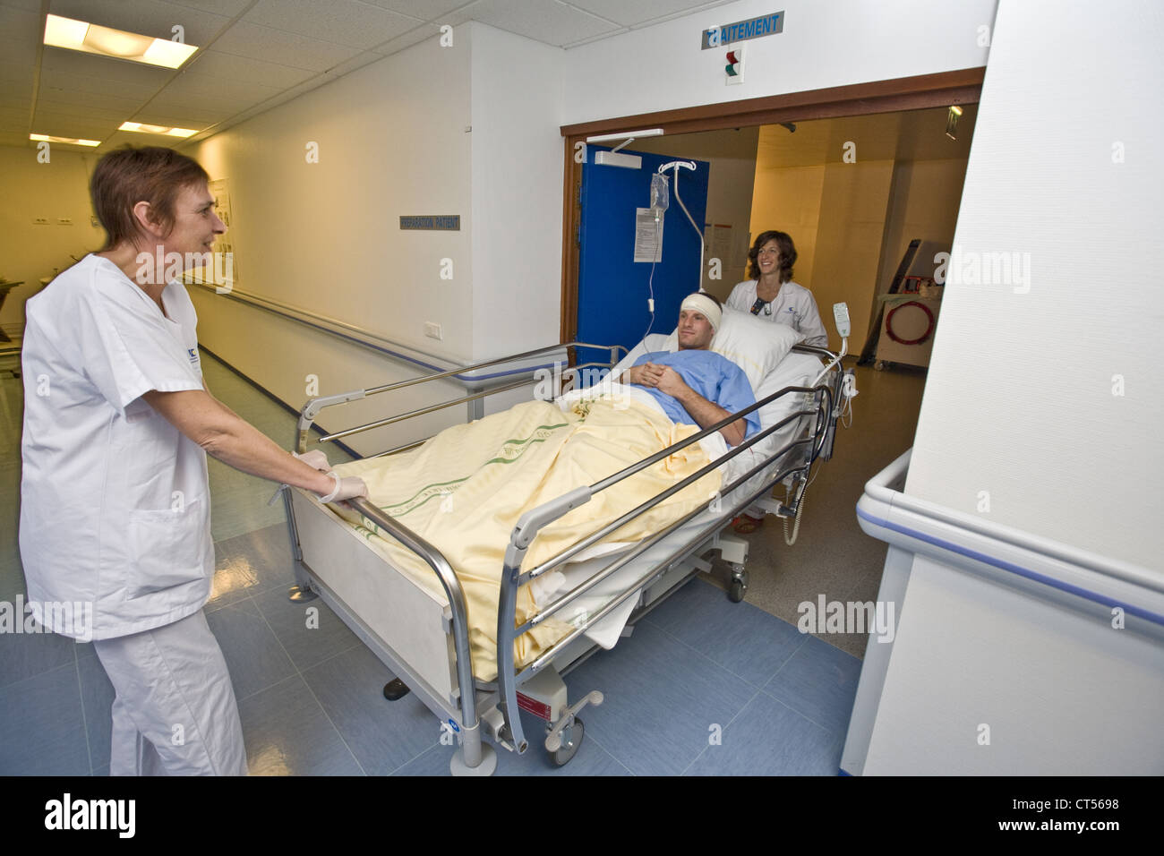 Man bandages hospital bed hi-res stock photography and images - Alamy