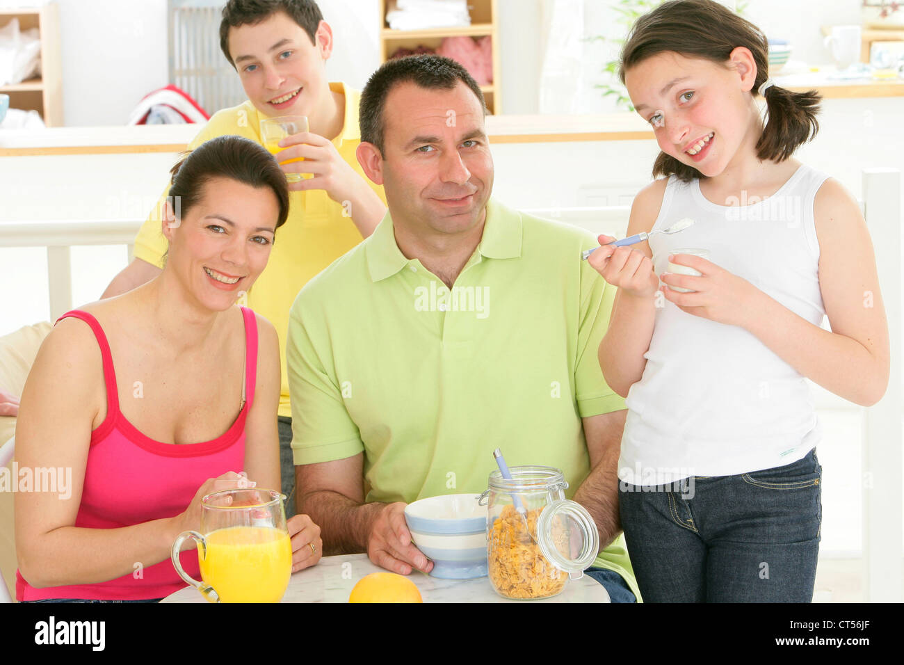FAMILY EATING BREAKFAST Stock Photo - Alamy