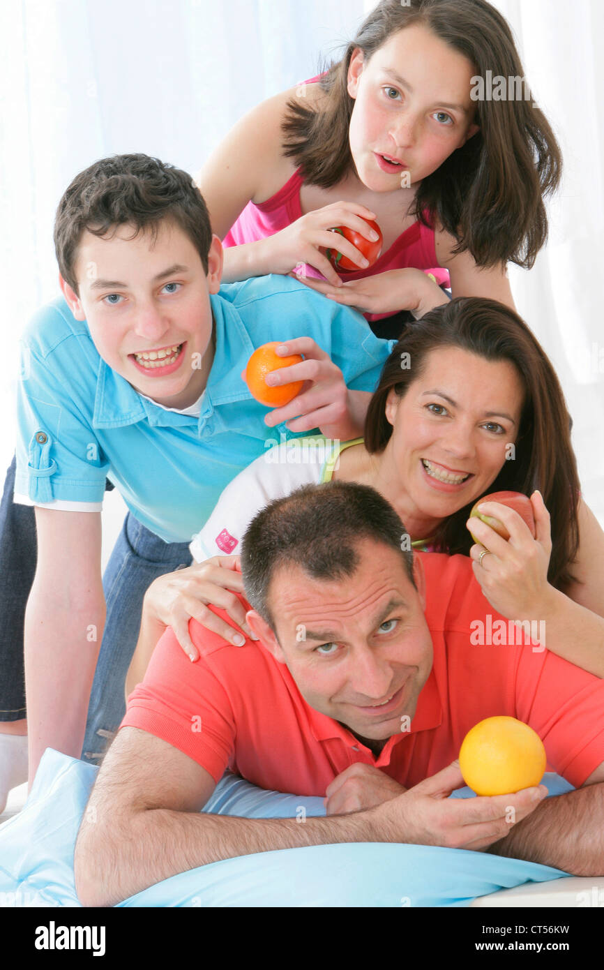FAMILY EATING FRUIT Stock Photo - Alamy