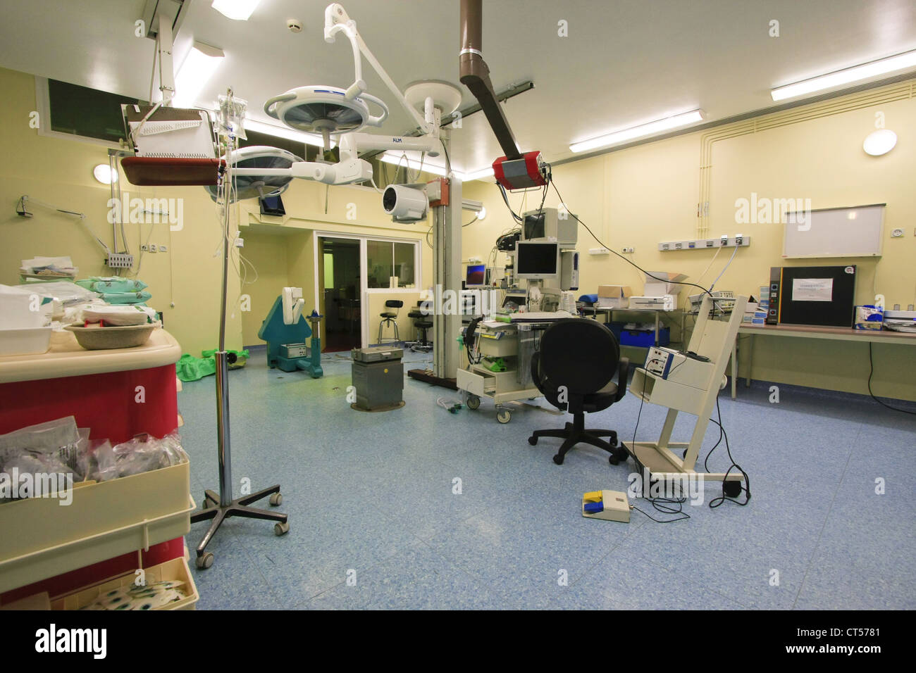 Empty operating theatre hi-res stock photography and images - Alamy