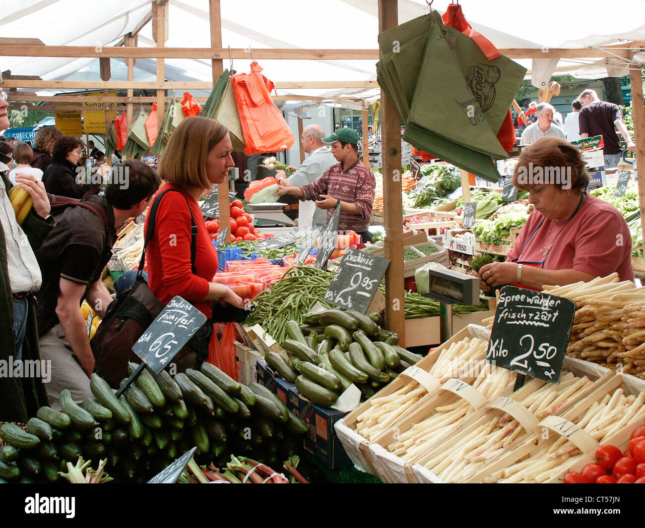 Berlin, weekly market on the Kollwitzplatz Stock Photo - Alamy