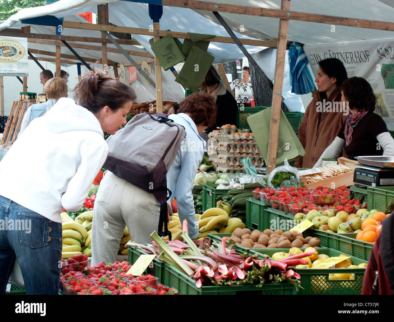 Berlin, weekly market on the Kollwitzplatz Stock Photo - Alamy