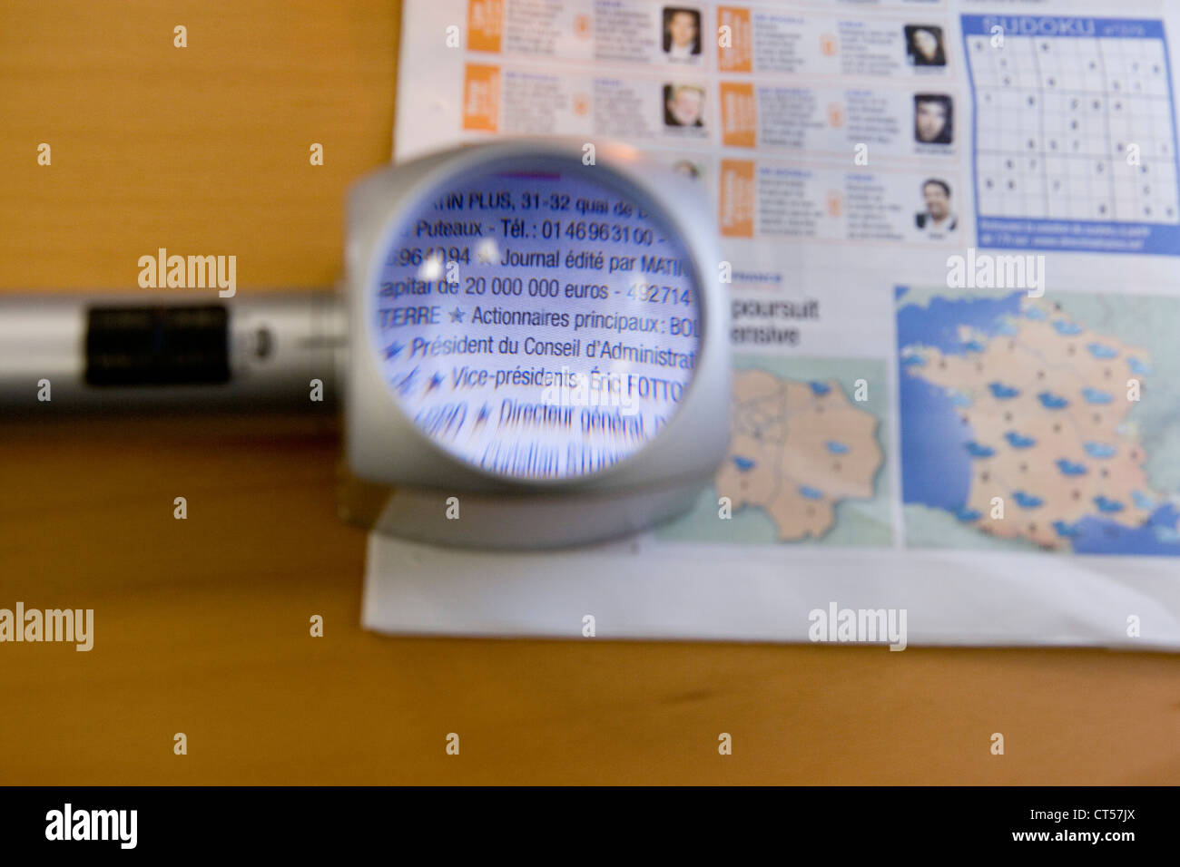 Medical magnifying glass hi-res stock photography and images - Alamy