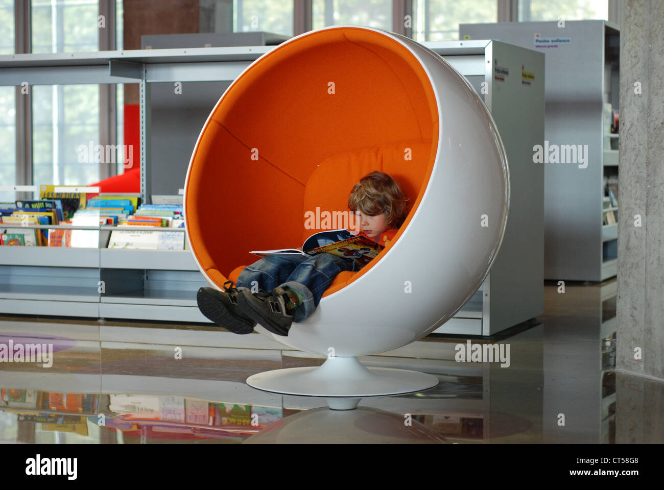Library children read hi-res stock photography and images - Alamy