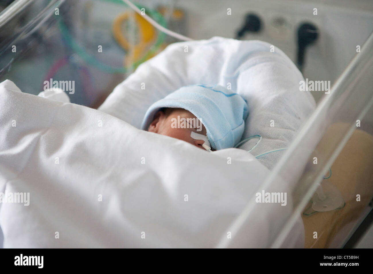 Premature baby hi-res stock photography and images - Alamy