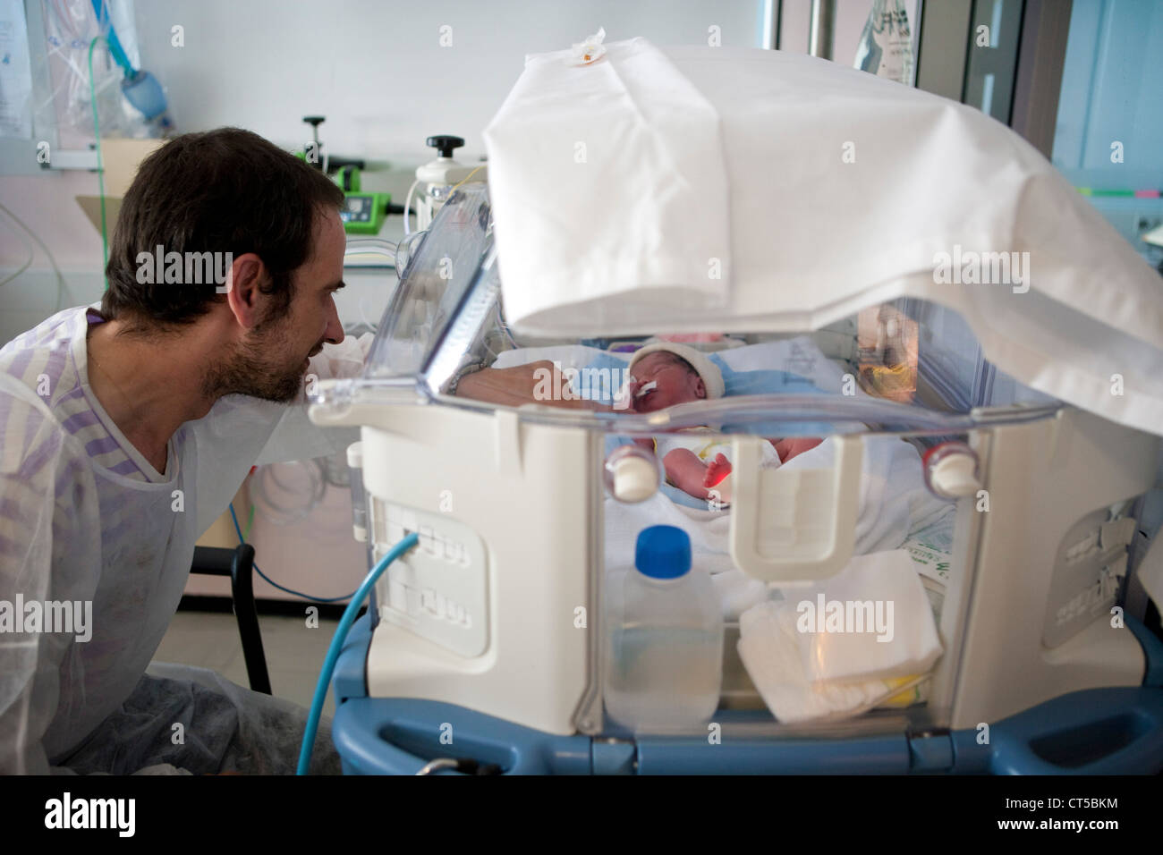 Premature baby incubator dad hi-res stock photography and images - Alamy