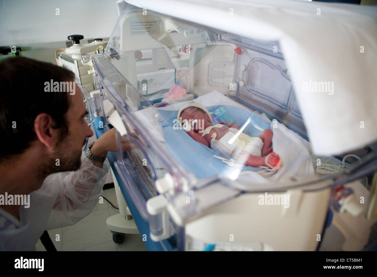 Premature baby incubator dad hi-res stock photography and images - Alamy