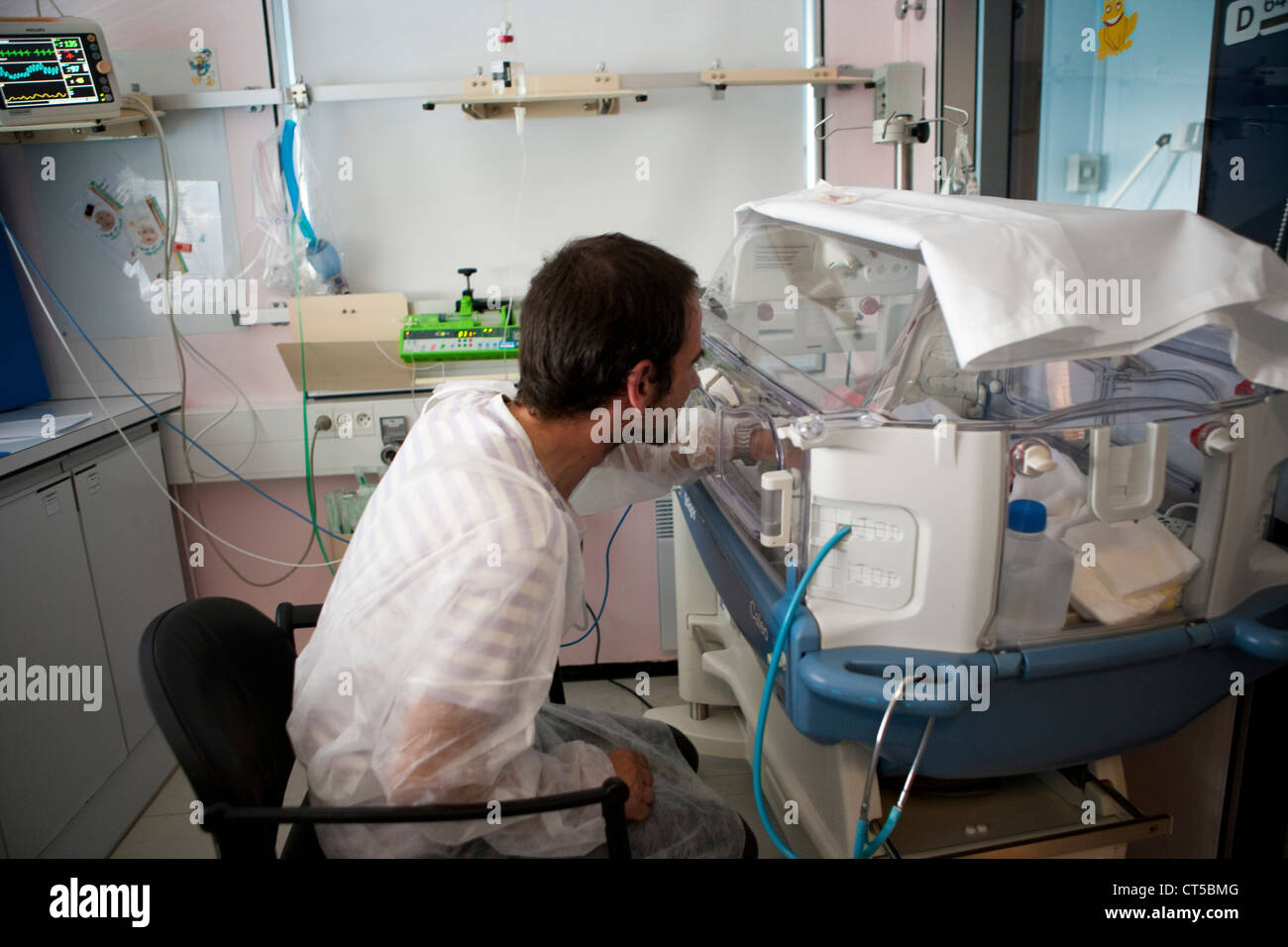 Premature baby incubator dad hi-res stock photography and images - Alamy