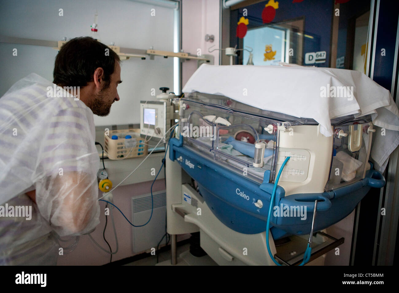 FATHER AND PREMATURE BABY Stock Photo - Alamy