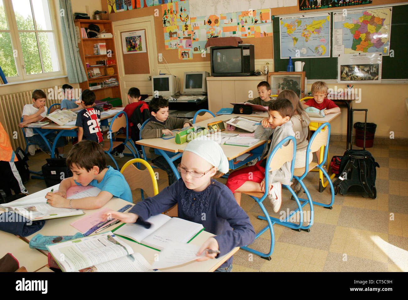 PRIMARY SCHOOL CLASS Stock Photo - Alamy