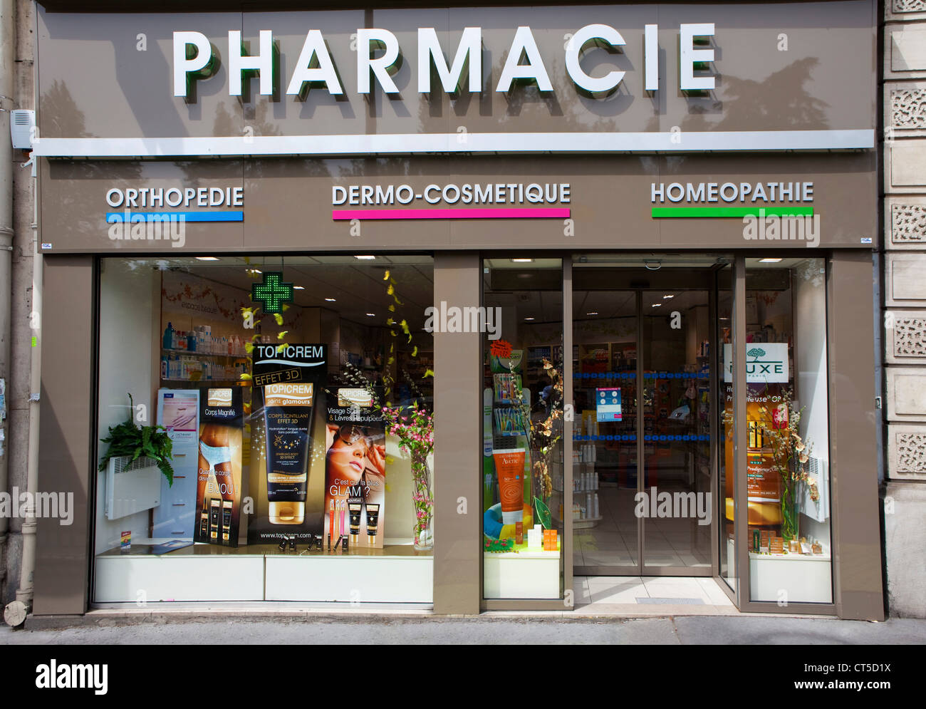 OUTSIDE OF A CHEMIST'S SHOP Stock Photo - Alamy