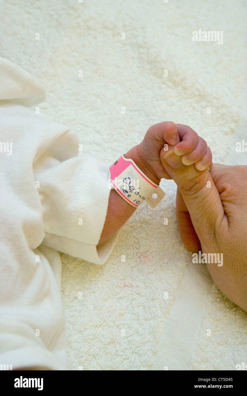 HAND OF NEWBORN BABY Stock Photo - Alamy
