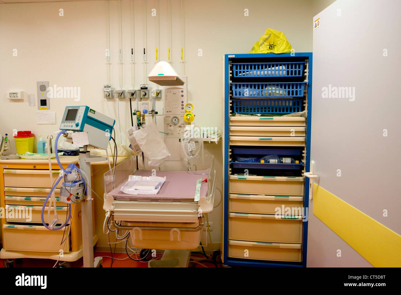 Resuscitation beds hi-res stock photography and images - Alamy