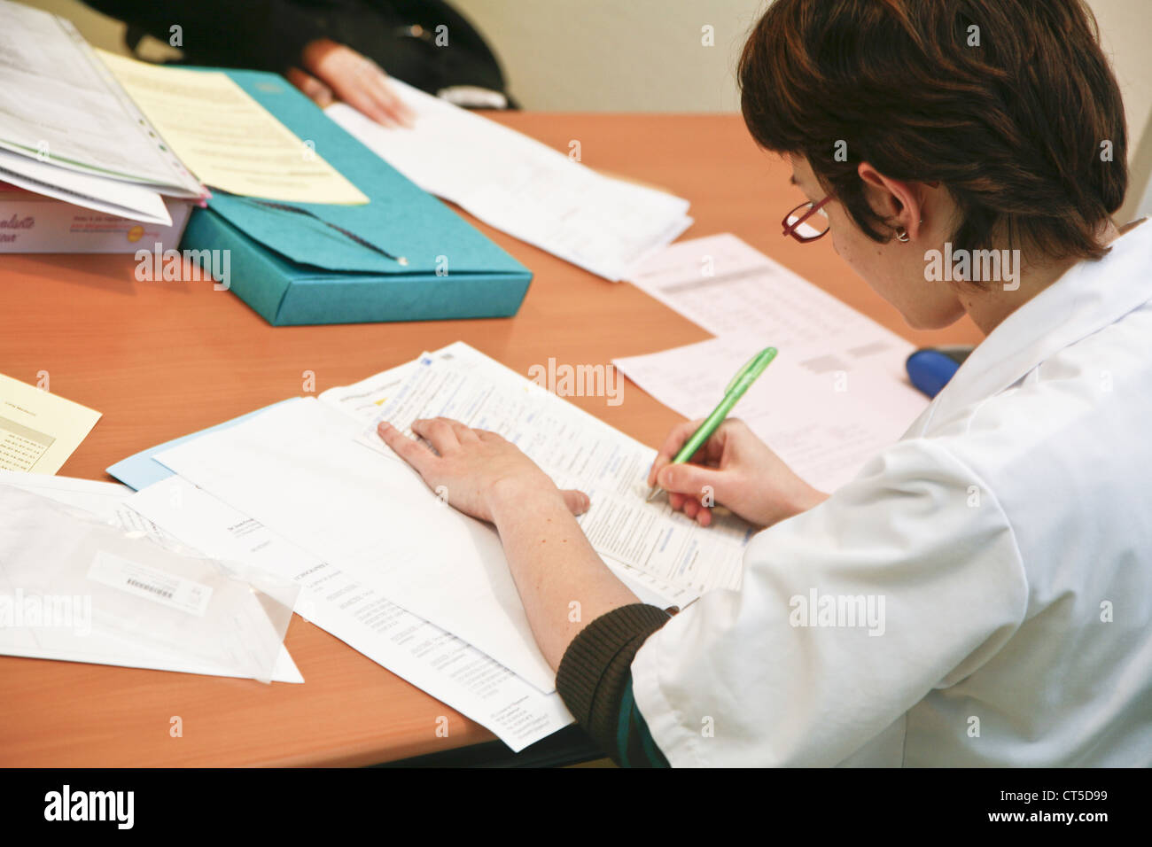 Gynecologist consult pregnant woman hi-res stock photography and images ...