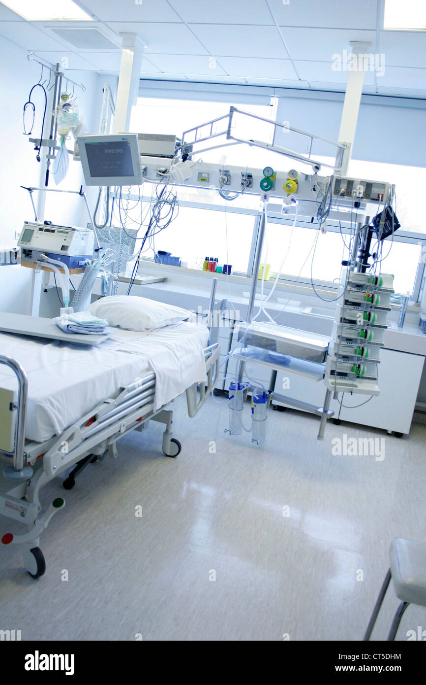 Resuscitation beds hi-res stock photography and images - Alamy