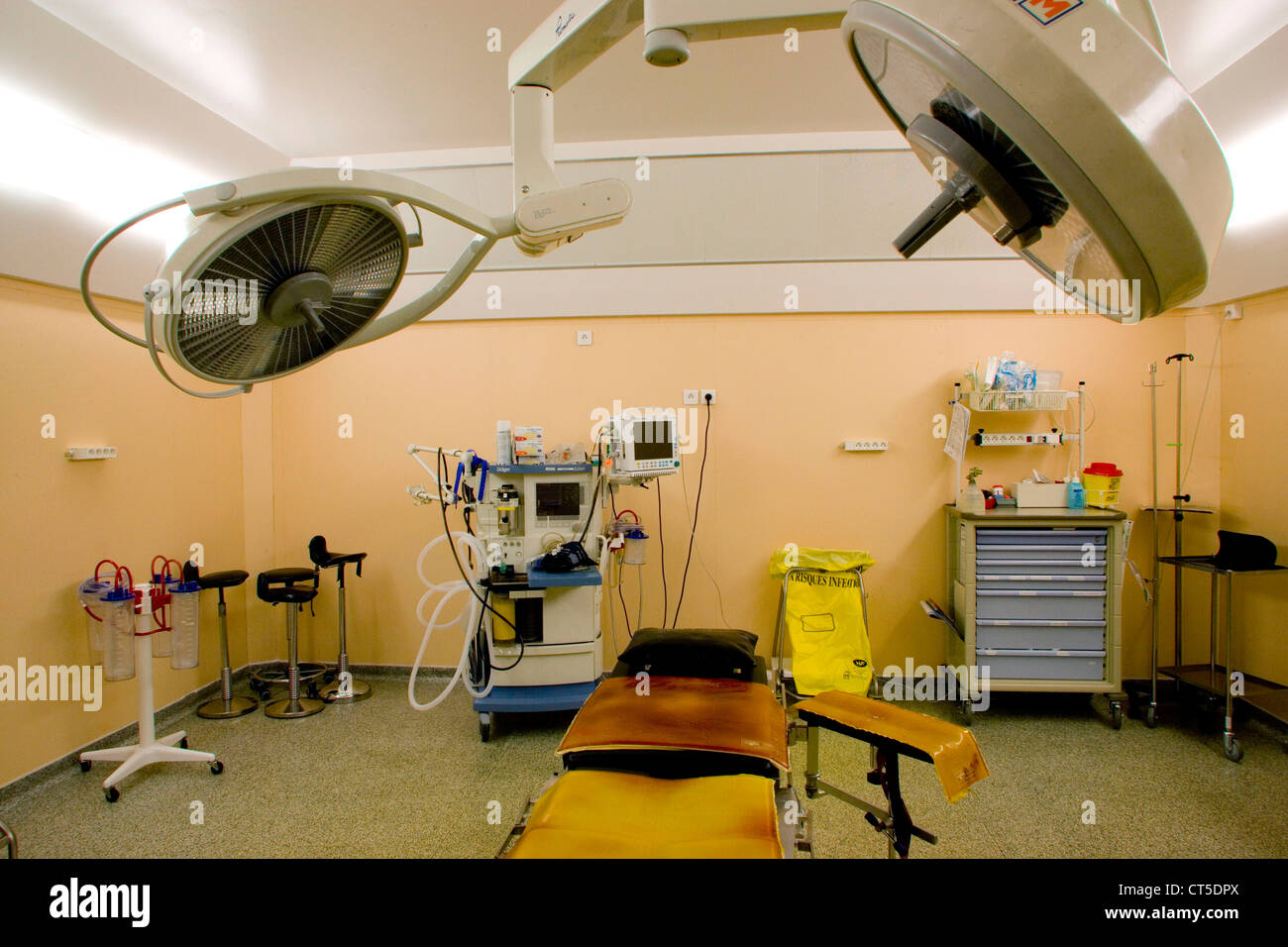 Operating tables hi-res stock photography and images - Alamy