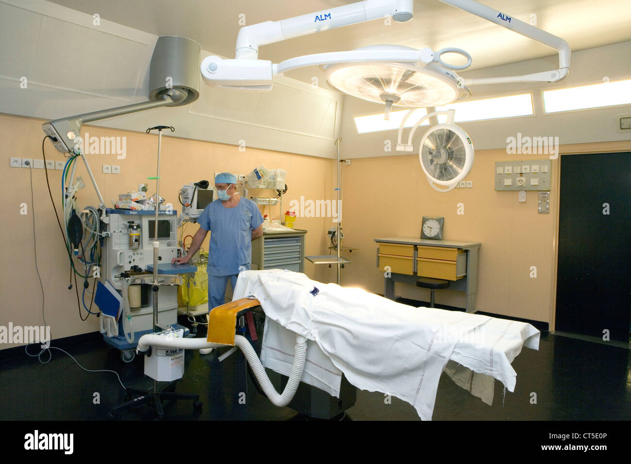 Operating tables hi-res stock photography and images - Alamy