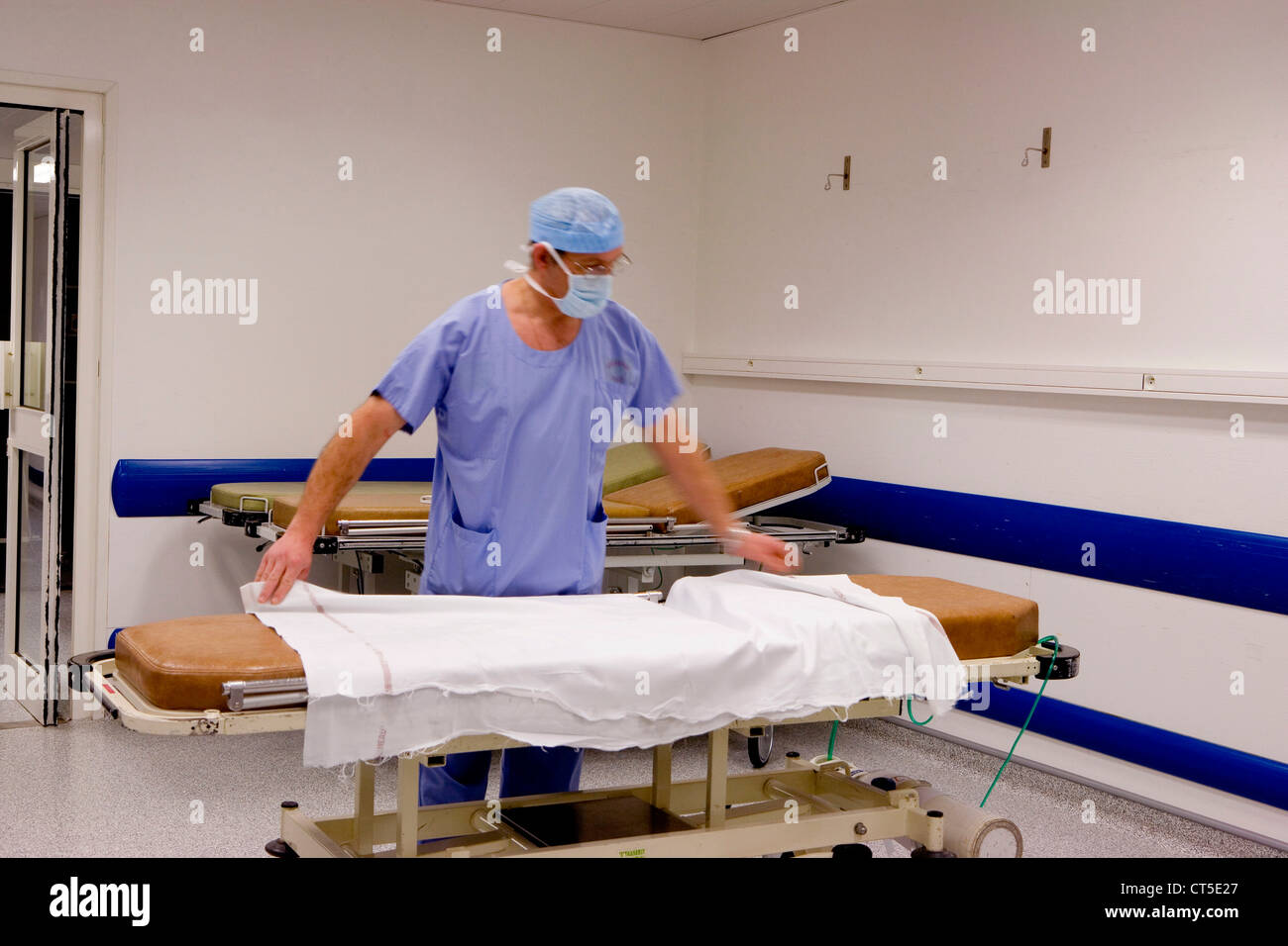 Hospital staff operating theatre prepare hi-res stock photography and ...