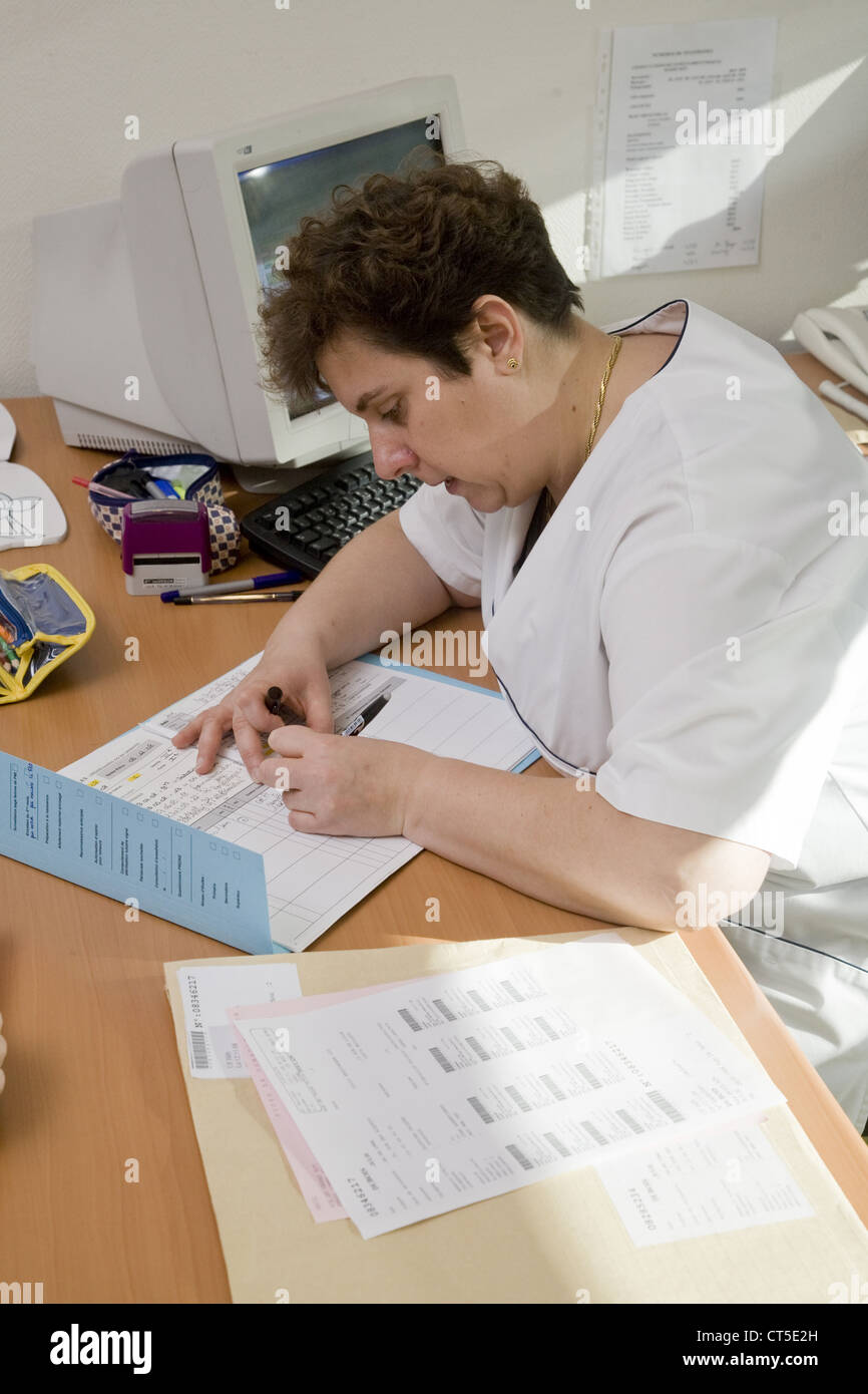 Women office files desk writing hi-res stock photography and images - Alamy