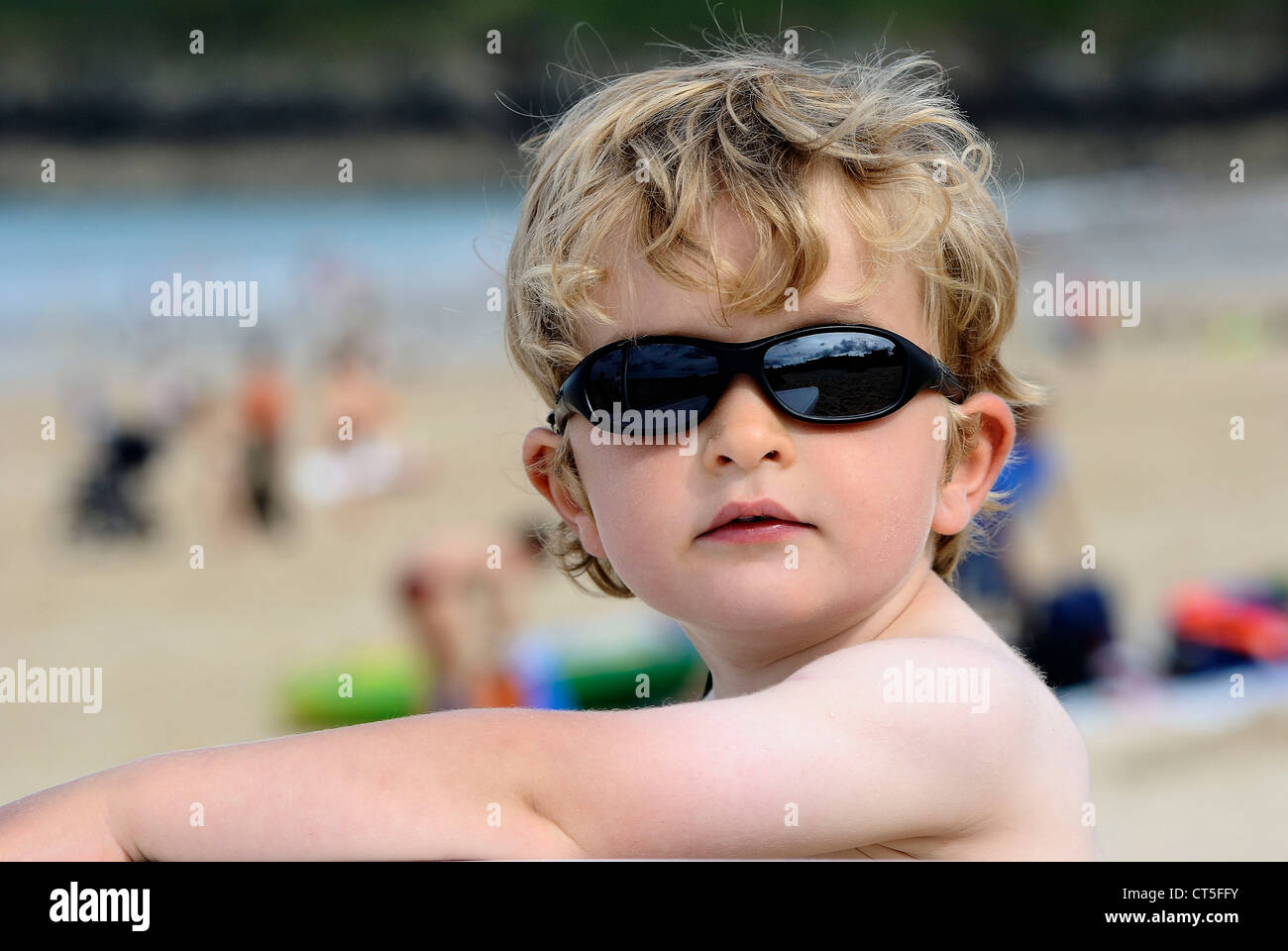 CHILD AT THE SEASIDE Stock Photo - Alamy
